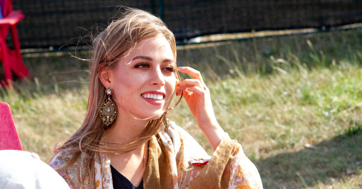 Mackenzie Leigh Meyer is the Divebar Diva We Need | Front Porch Music