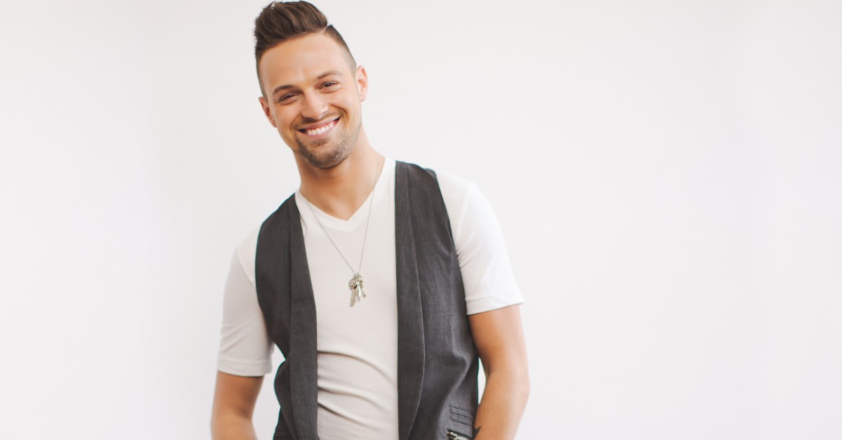 Shawn Richard Shows Us The "Right Side of Wrong" | Front Porch Music