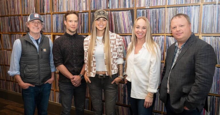Alli Walker Signs Major Record Deal With RECORDS Nashville