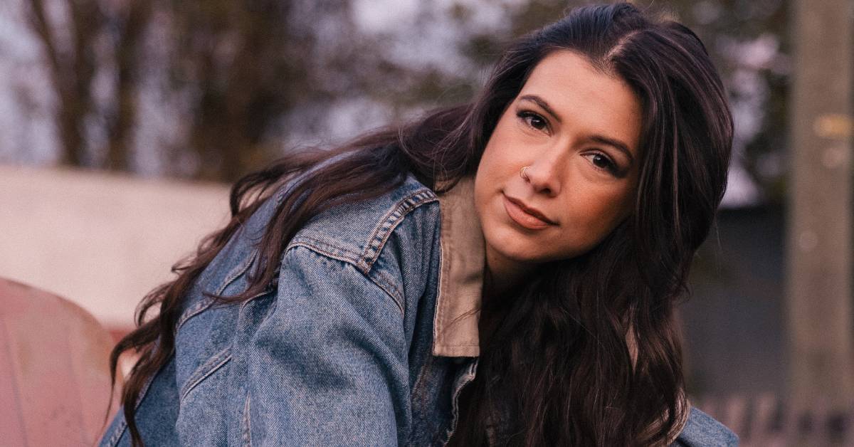 Robyn Ottolini’s “Airplane Bottle” Turns a Date From Hell Into Country Gold